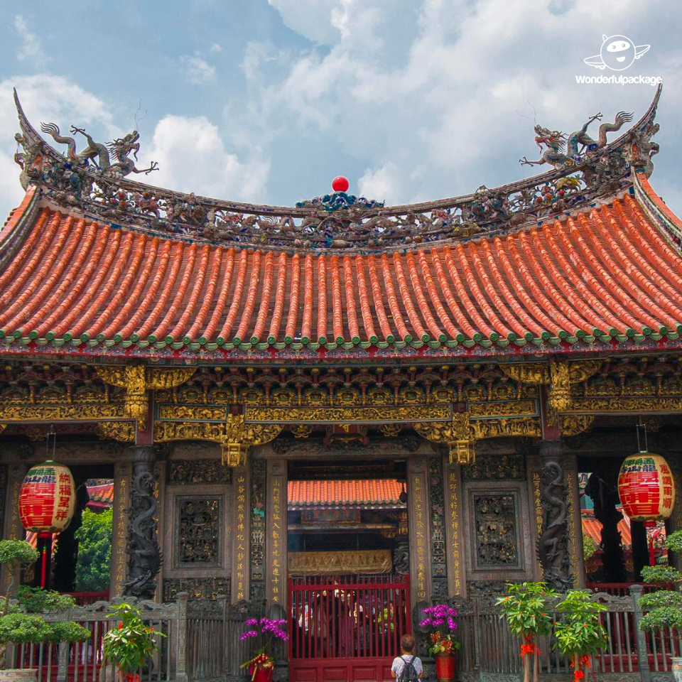 ขอพรเรื่องความรัก ขอให้มีเนื้อคู่ปังๆ ต้องไป วัดหลงซาน (Longshan Temple)