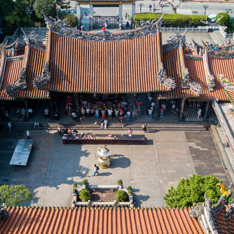 ขอพรเรื่องความรัก ขอให้มีเนื้อคู่ปังๆ ต้องไป วัดหลงซาน (Longshan Temple)
