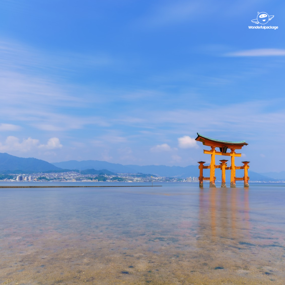 ประตูที่เชื่อมโลกมนุษย์และโลกวิญญาณ ศาลเจ้าอิสึคุชิมะ (Itsukushima Shrine)